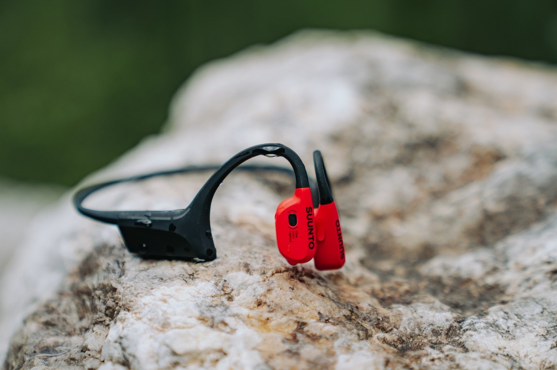 SUUNTO WING open-ear bone conduction headphones, didesign oleh atlet u ...